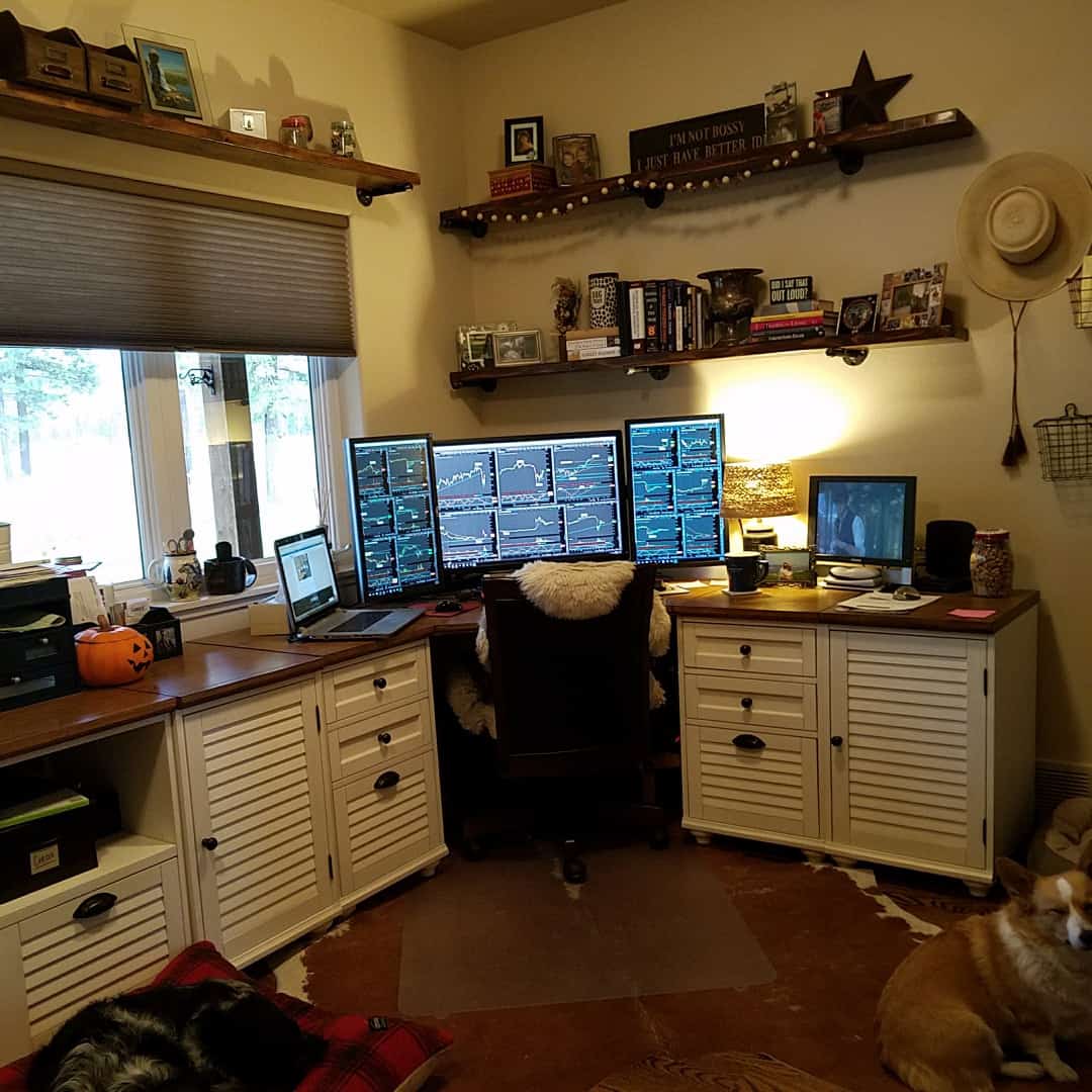 Trading Desks and Monitors from 24 Top Traders